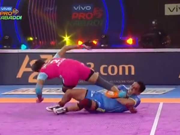WATCH: Surjeet Singh single-handedly tackles Arjun Deshwal with a monstrous effort in ongoing ...